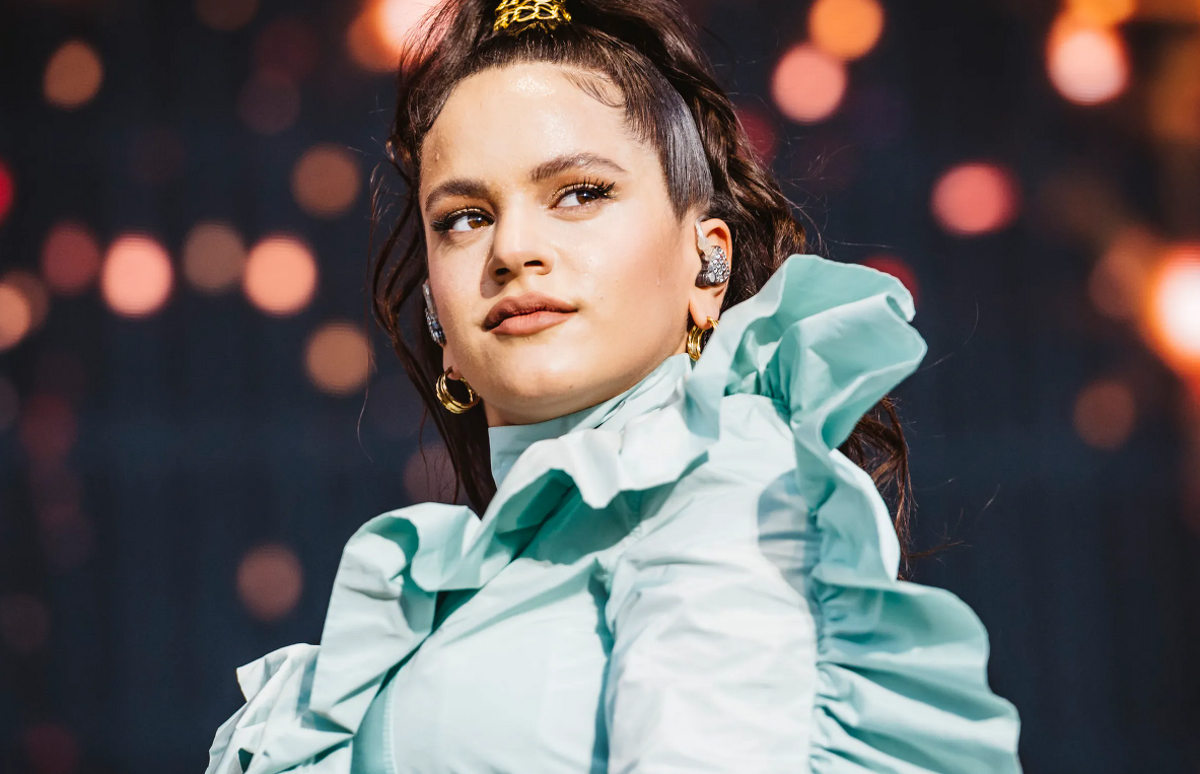 Rosalía desvela su truco de maquillaje para tener una mirada luminosa