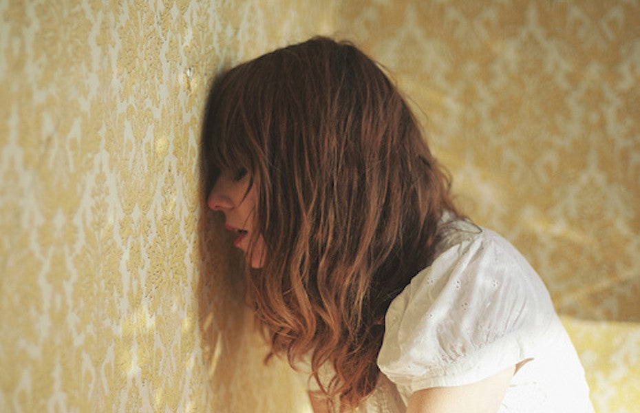 Por qué te sientes solo aunque estés rodeado de amigos y cómo puedes ...